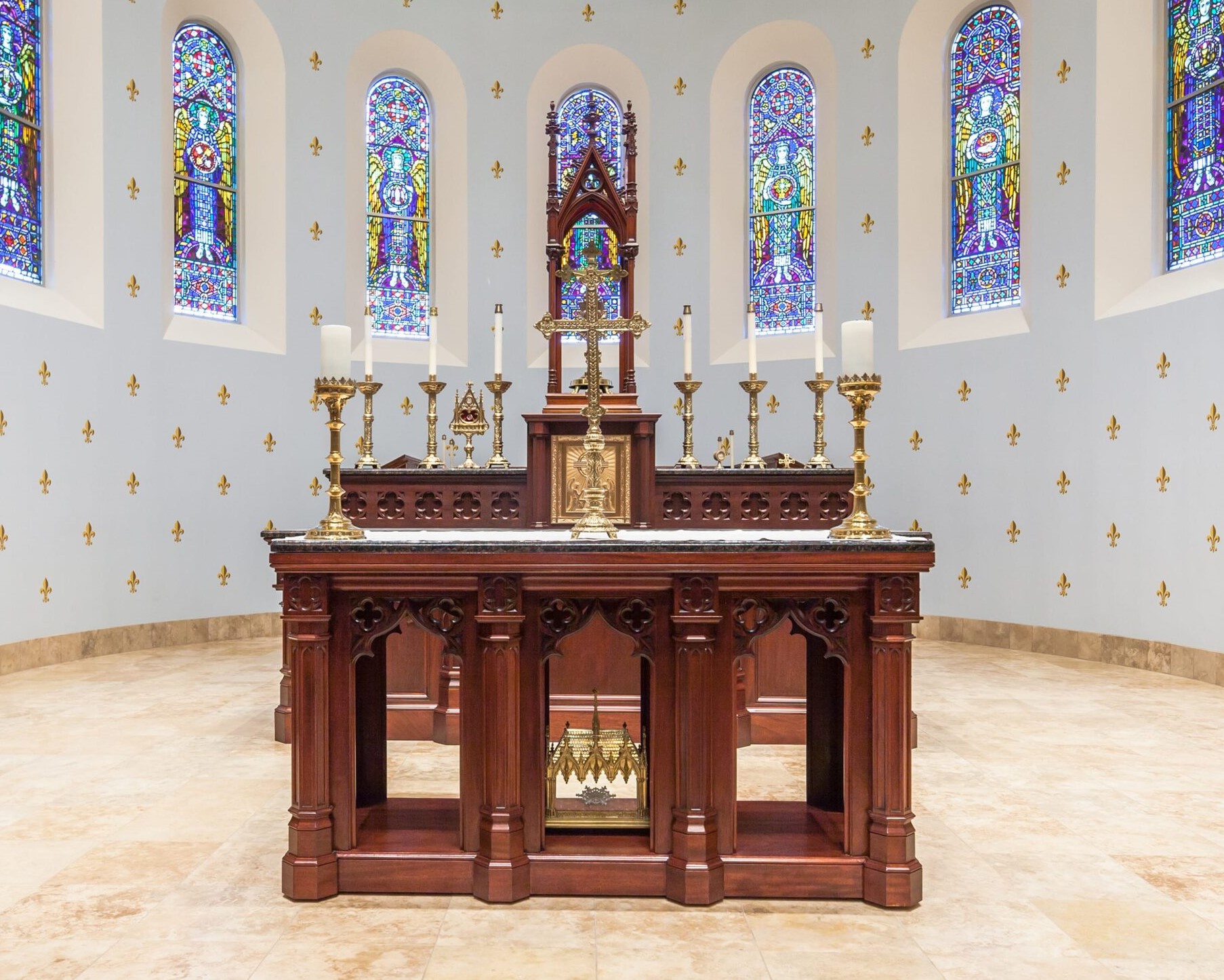 6 Jenis Meja Ibadah & Altar yang Mungkin Anda Temukan di Gereja