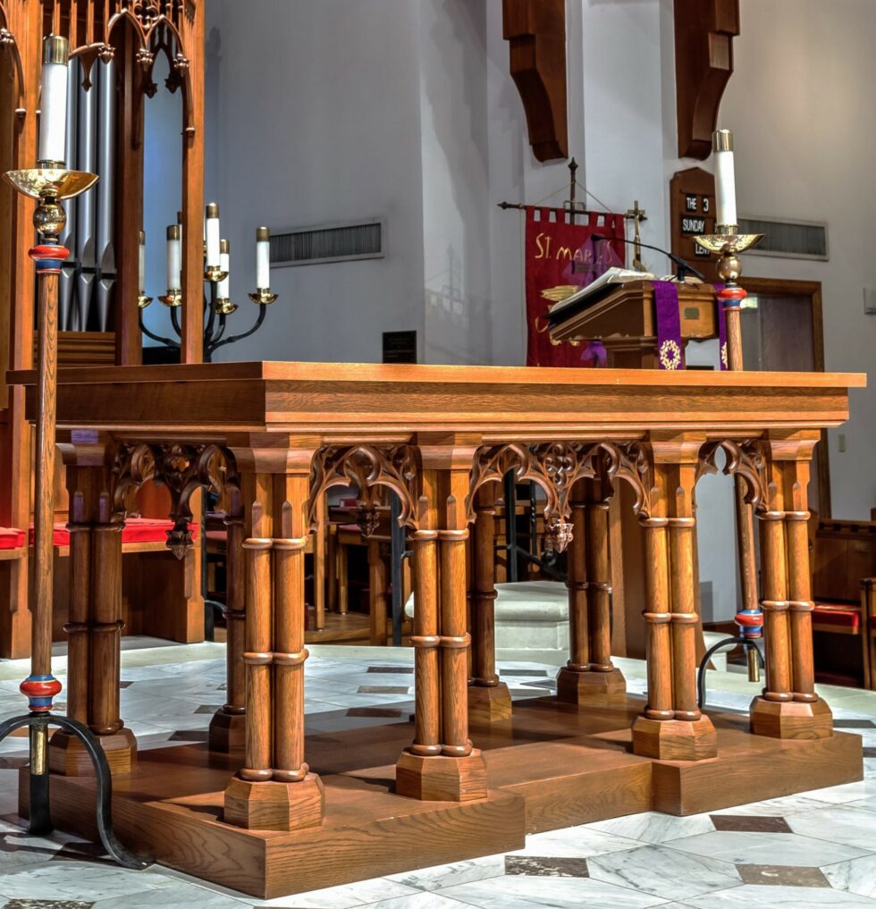 6 Jenis Meja Ibadah & Altar yang Mungkin Anda Temukan di Gereja