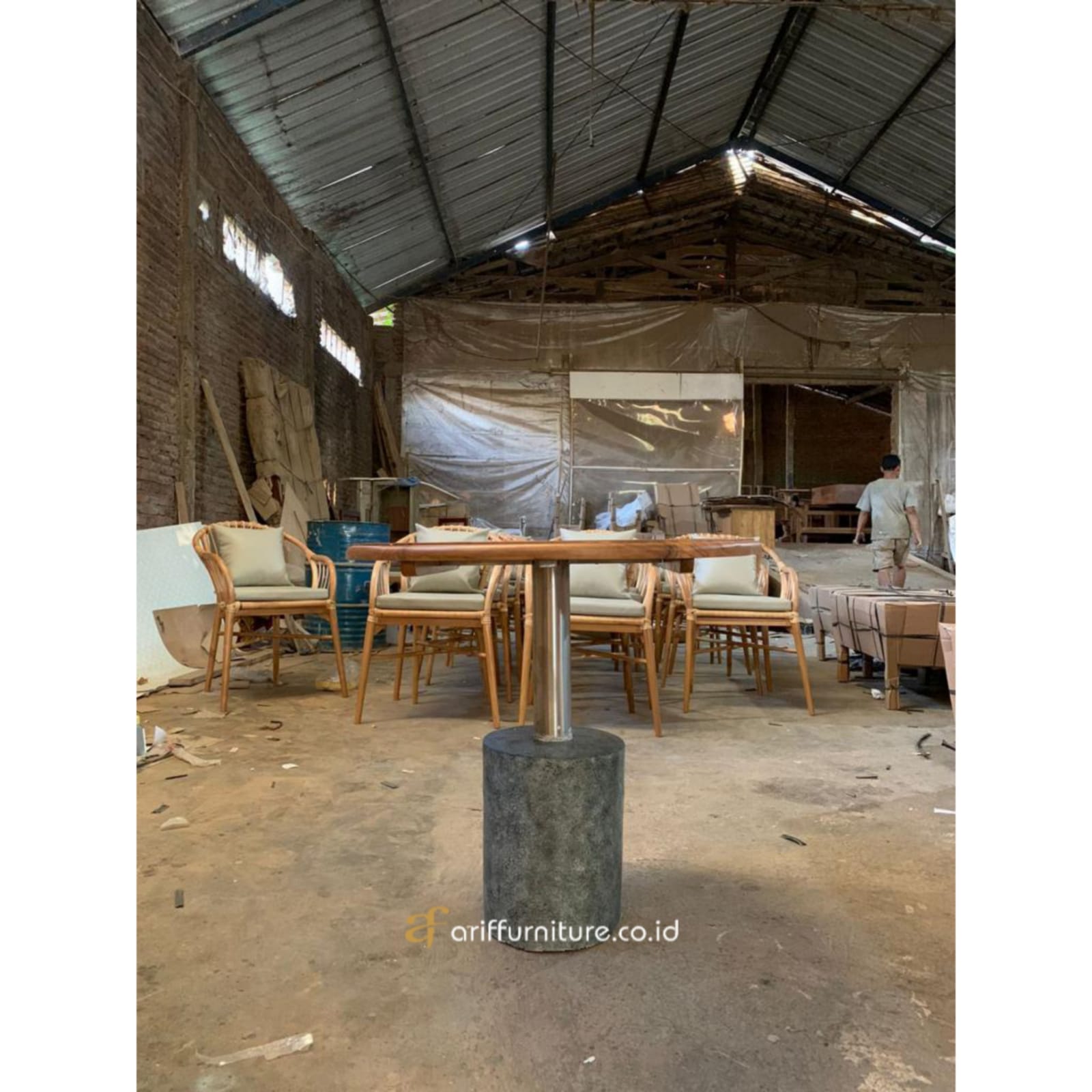 Meja Cafe Kayu Besi Bundar Standing Leg - PT. Arif Furnitures Jepara ...